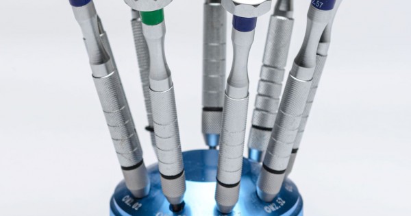 SCREWDRIVER SET ON ROTATING STAND